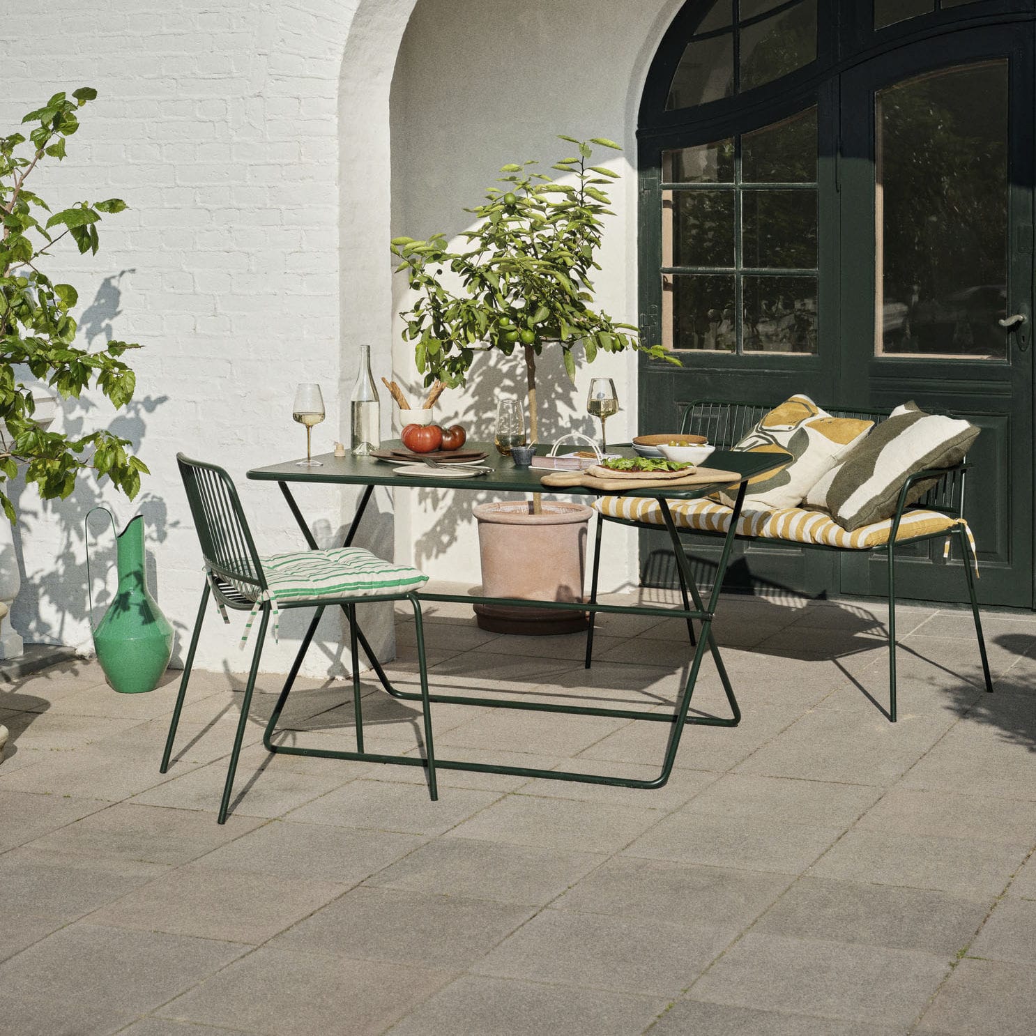 Table contemporaine - EDEN - broste - en acier à revêtement par poudre ...