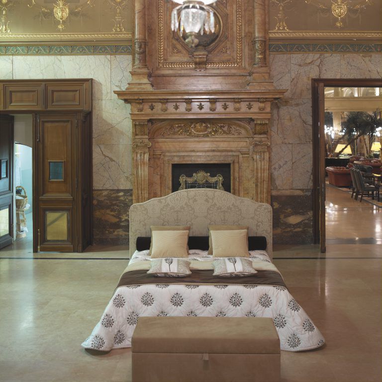 Bout de lit contemporain - CHELSEA - Magnitude - en tissu