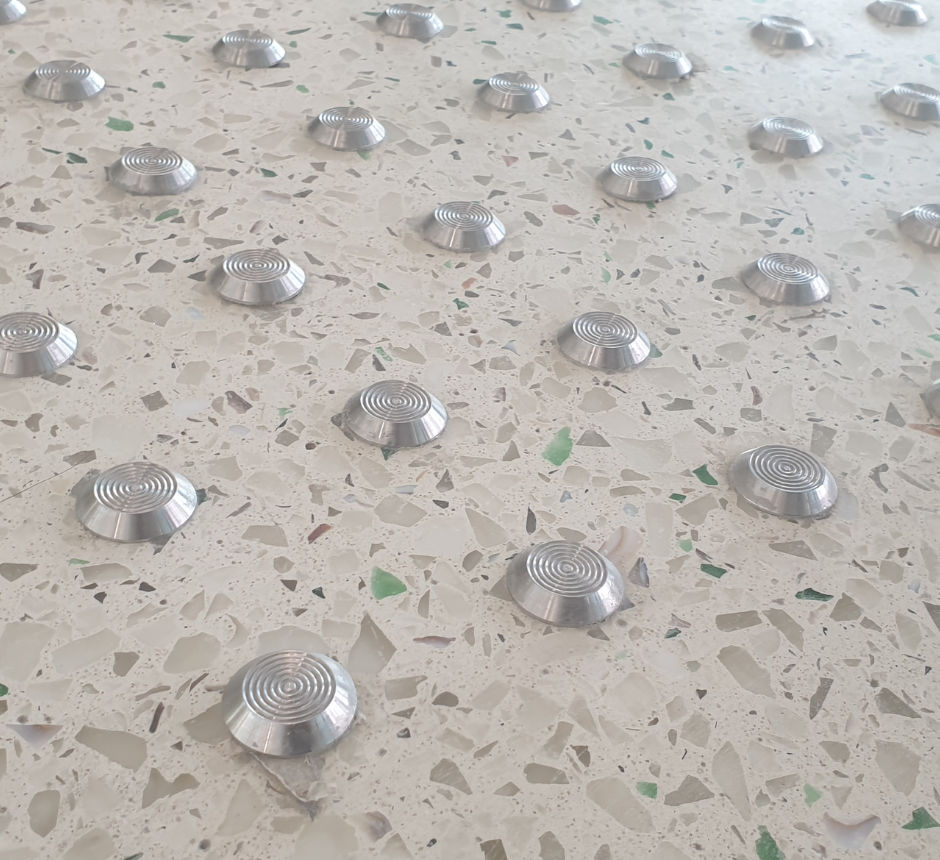 Clou podotactile en inox - WARNING MULTI GROOVE - Kent Stainless - de ...