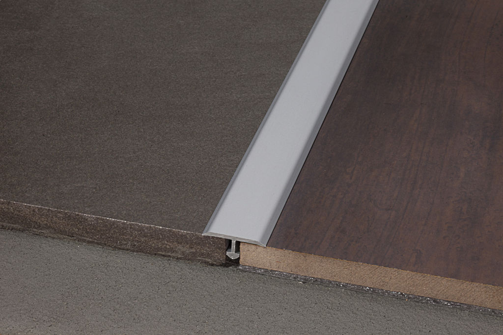 Profilé de séparation pour carrelage / en laiton / avec listel de bois ...