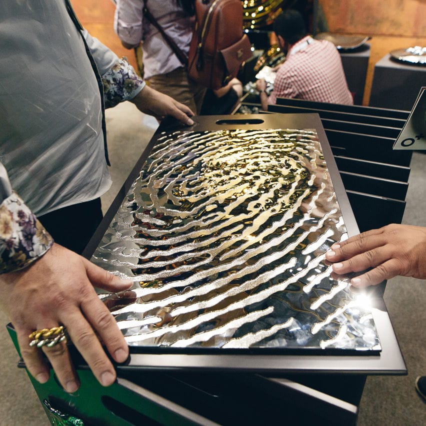 Panneau décoratif mural - FINGERPRINT - PlusObject - en verre / texturé