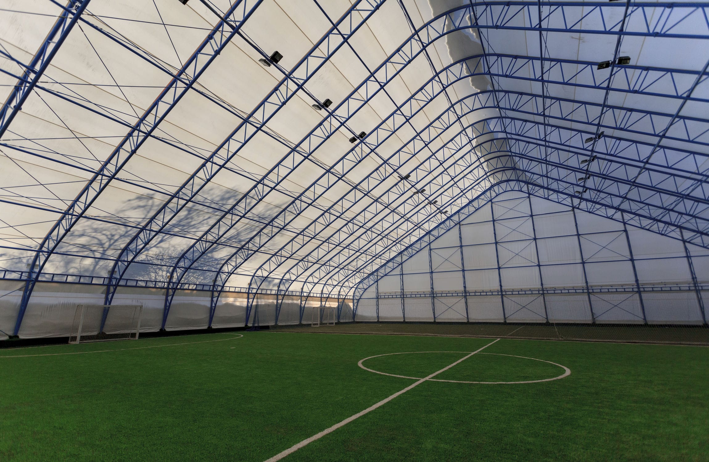 Structure tendue sur ossature métallique / avec membrane en pvc / pour ...