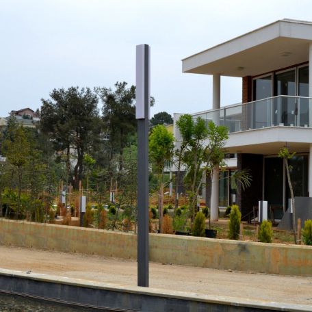 Colonne lumineuse design minimaliste - IDRANO - BSI LIGHTING TECHNOLOGIES INC. - en fonte d ...