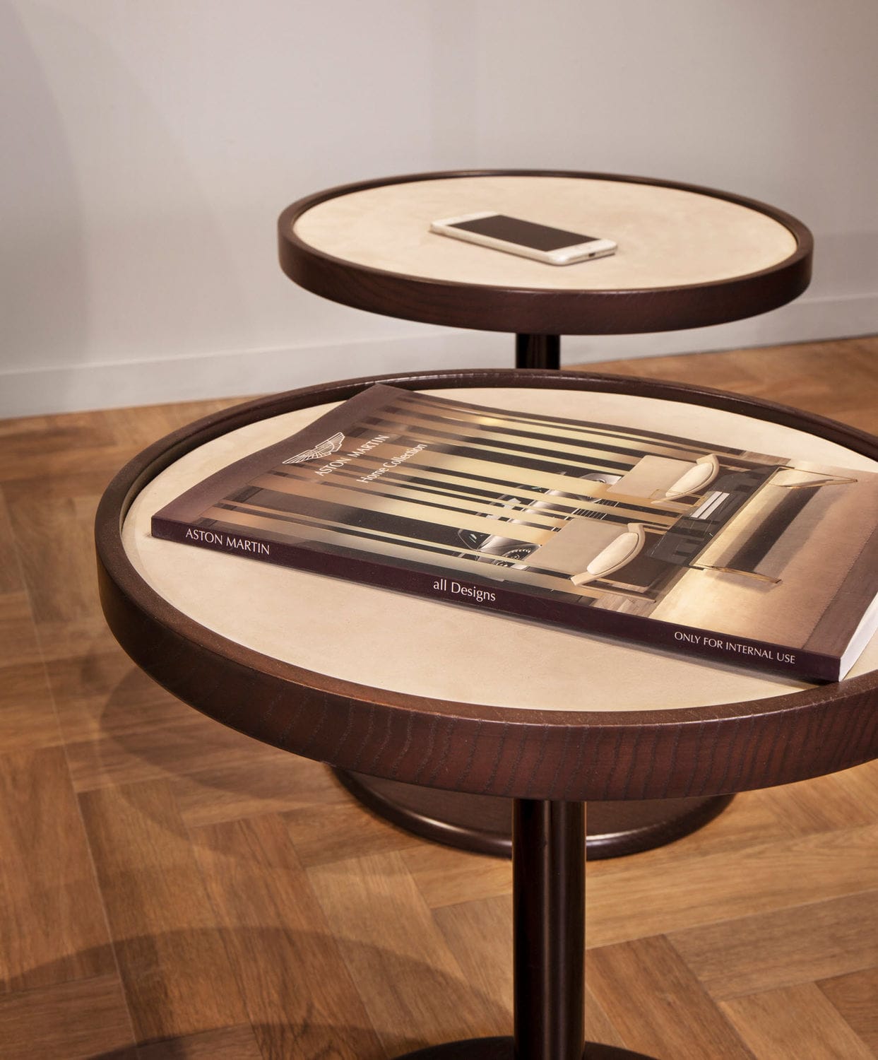 Table d'appoint contemporaine / en cuir / avec piètement en métal laqué ...