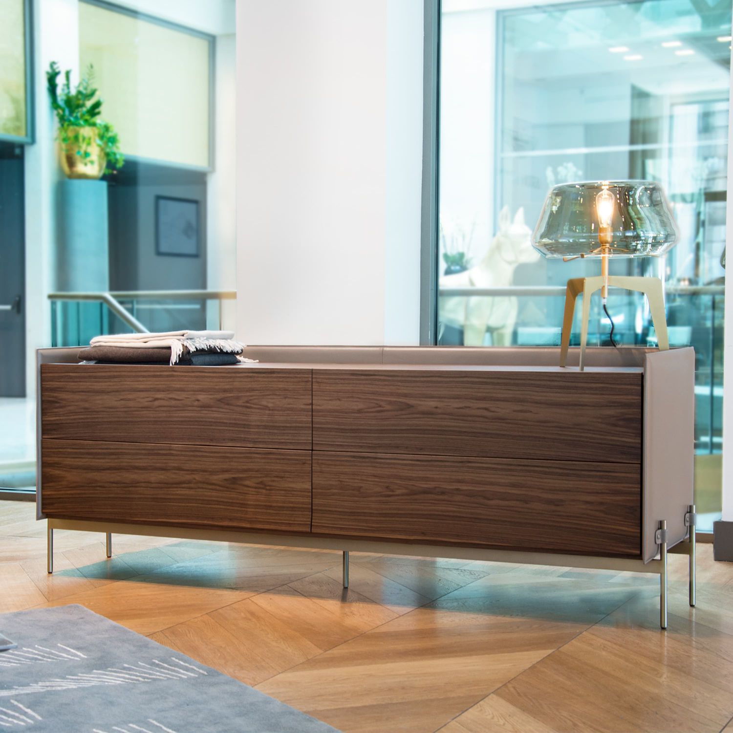 Commode contemporaine - V246 - Aston Martin - en bois / en métal / en cuir