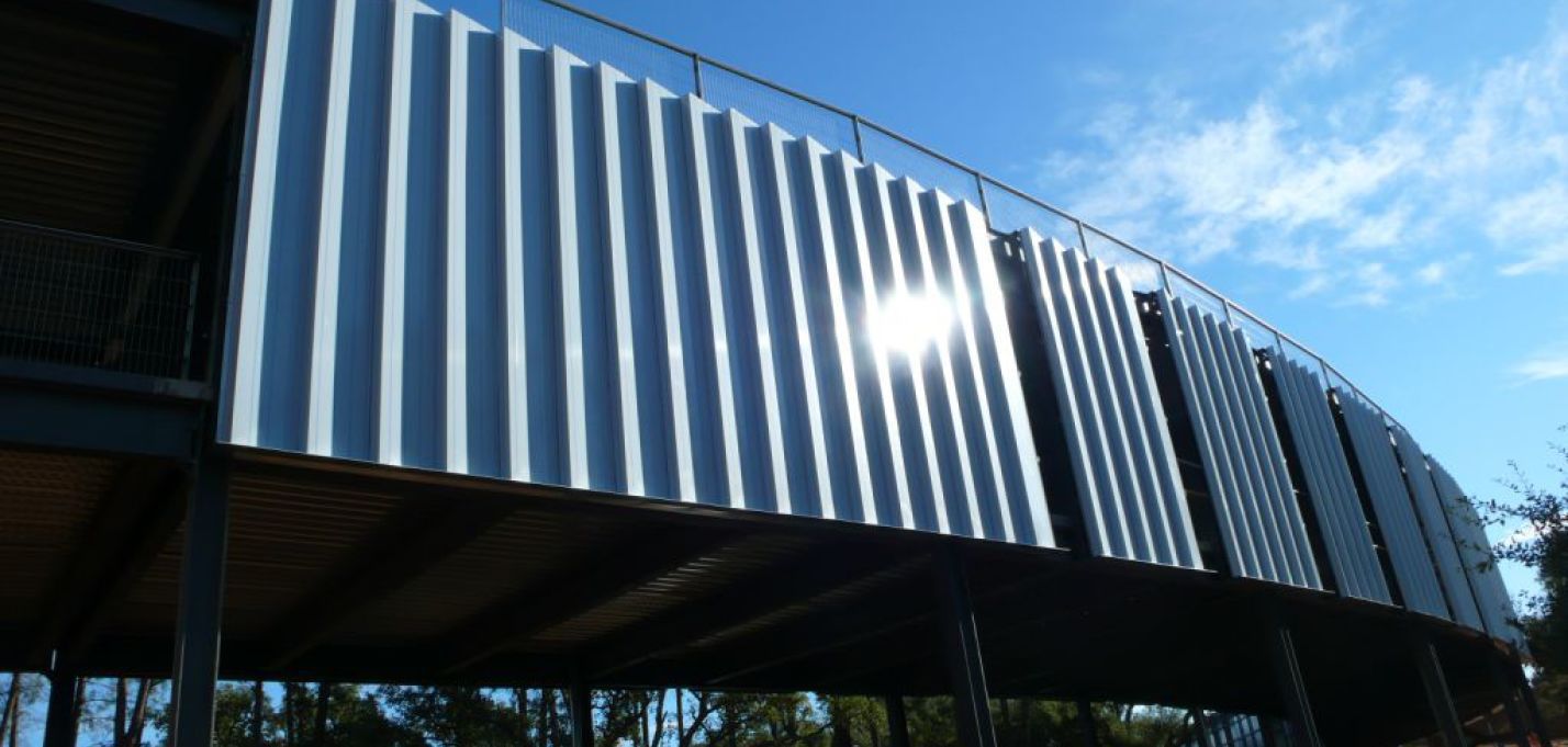 Bardage en panneaux / en acier inoxydable / nervuré / brillant ...