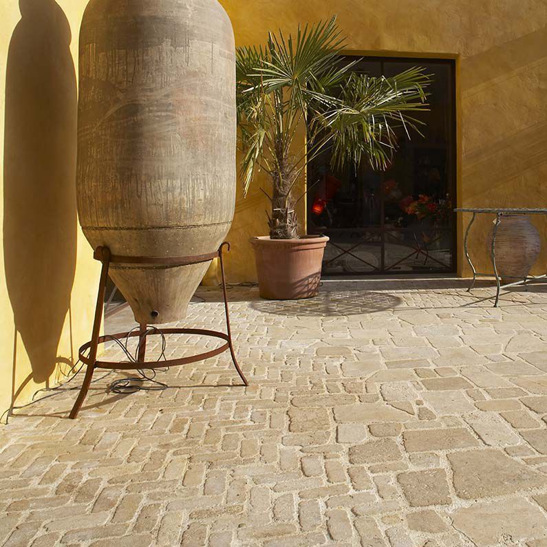 Pavé en pierre naturelle - ROMAINS ET CHEVRONS - OCCITANIE PIERRES - d ...
