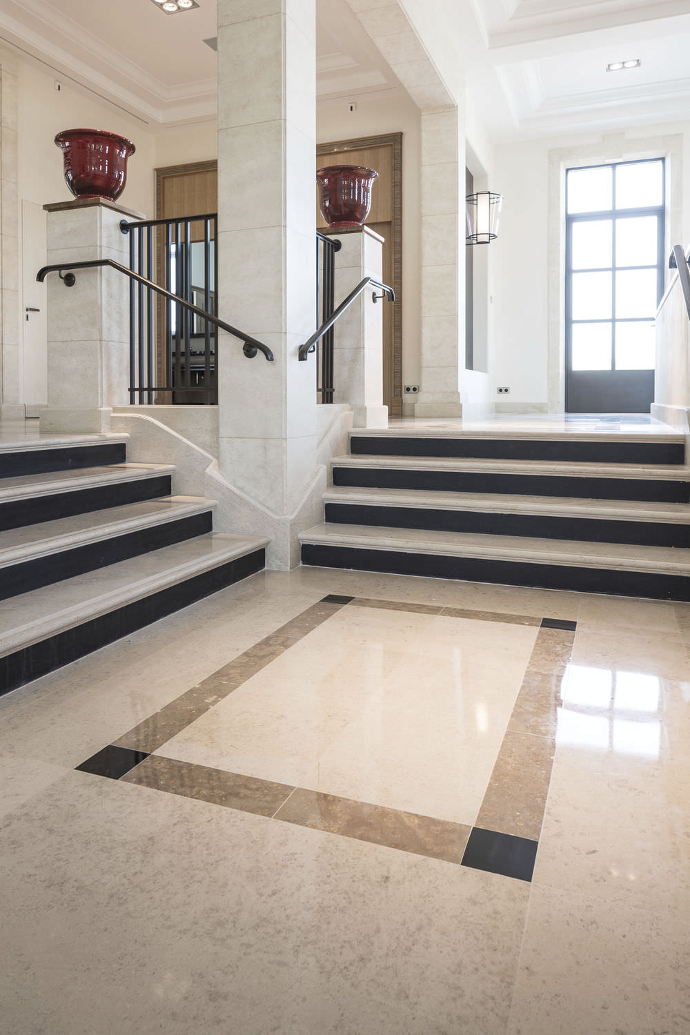 Escalier droit / marche en pierre / avec contremarche / traditionnel ...