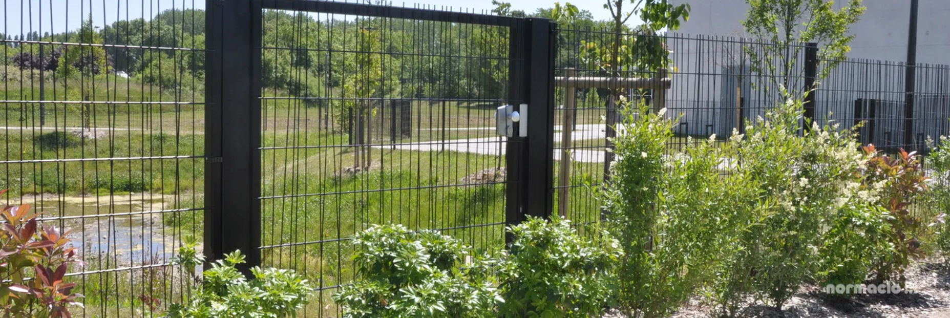 Portail en treillis soudé - RESIDECO™ OOBAMBOO™ - NORMACLO - pivotant ...