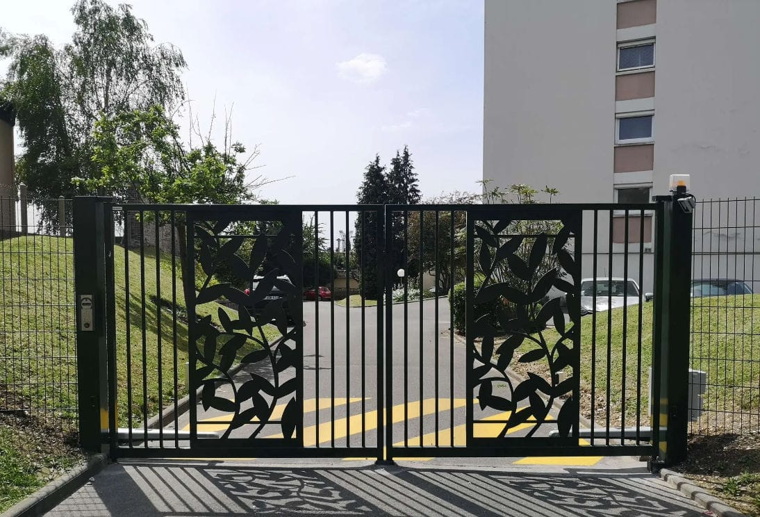 Portail pivotant - FLORILEGE™ - NORMACLO - en aluminium / en acier ...