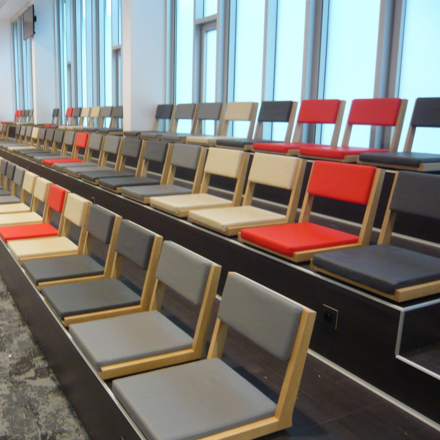 Gradin préfabriqué - ROOM 26 - SDC_lab - en chêne / en tissu / droit