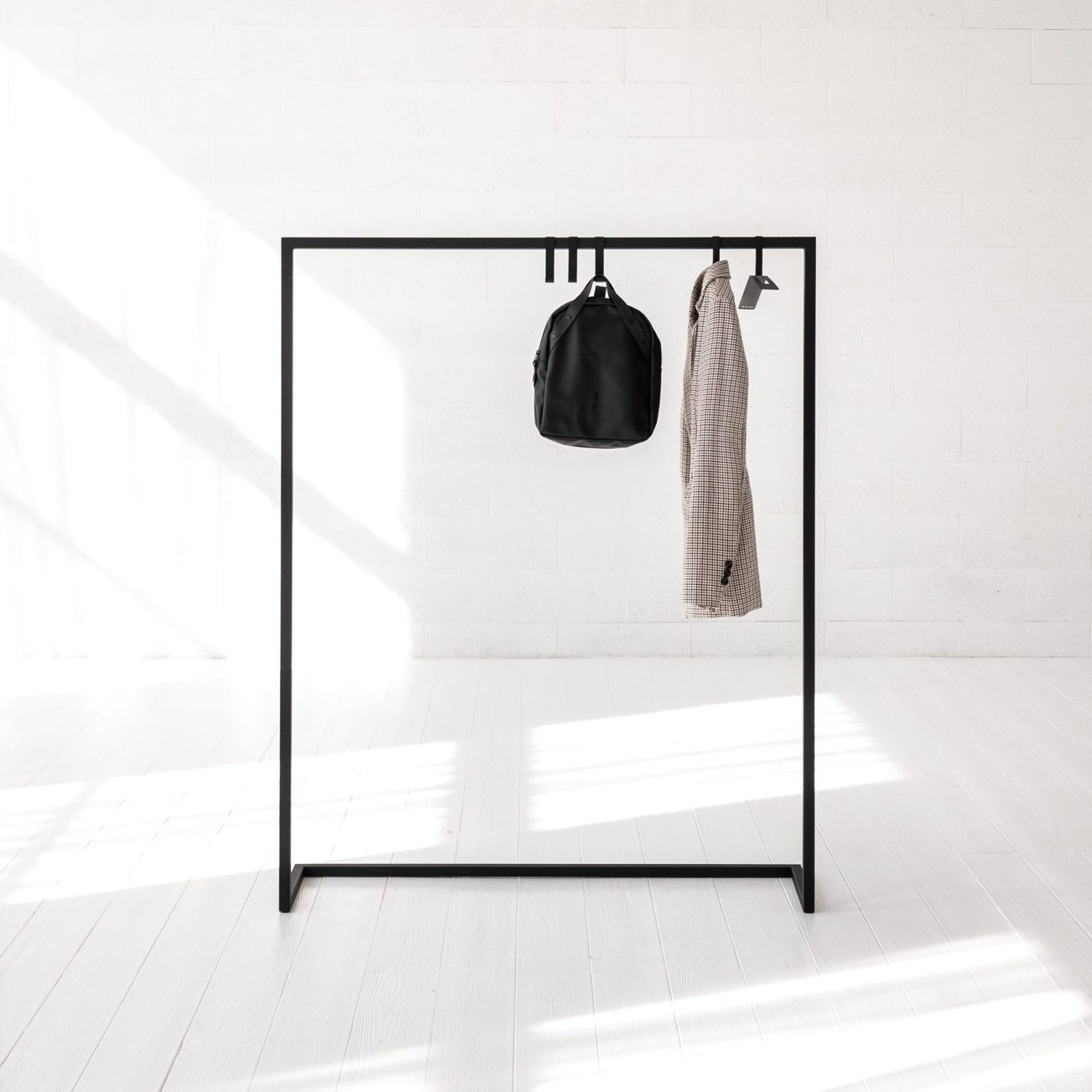 Portant contemporain - SIMPLE - IDDO - en acier