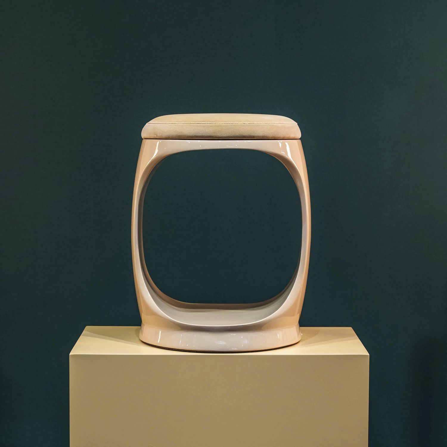 Tabouret contemporain - SIGNET RING - Softicated - en velours / avec piètement en polyuréthane ...