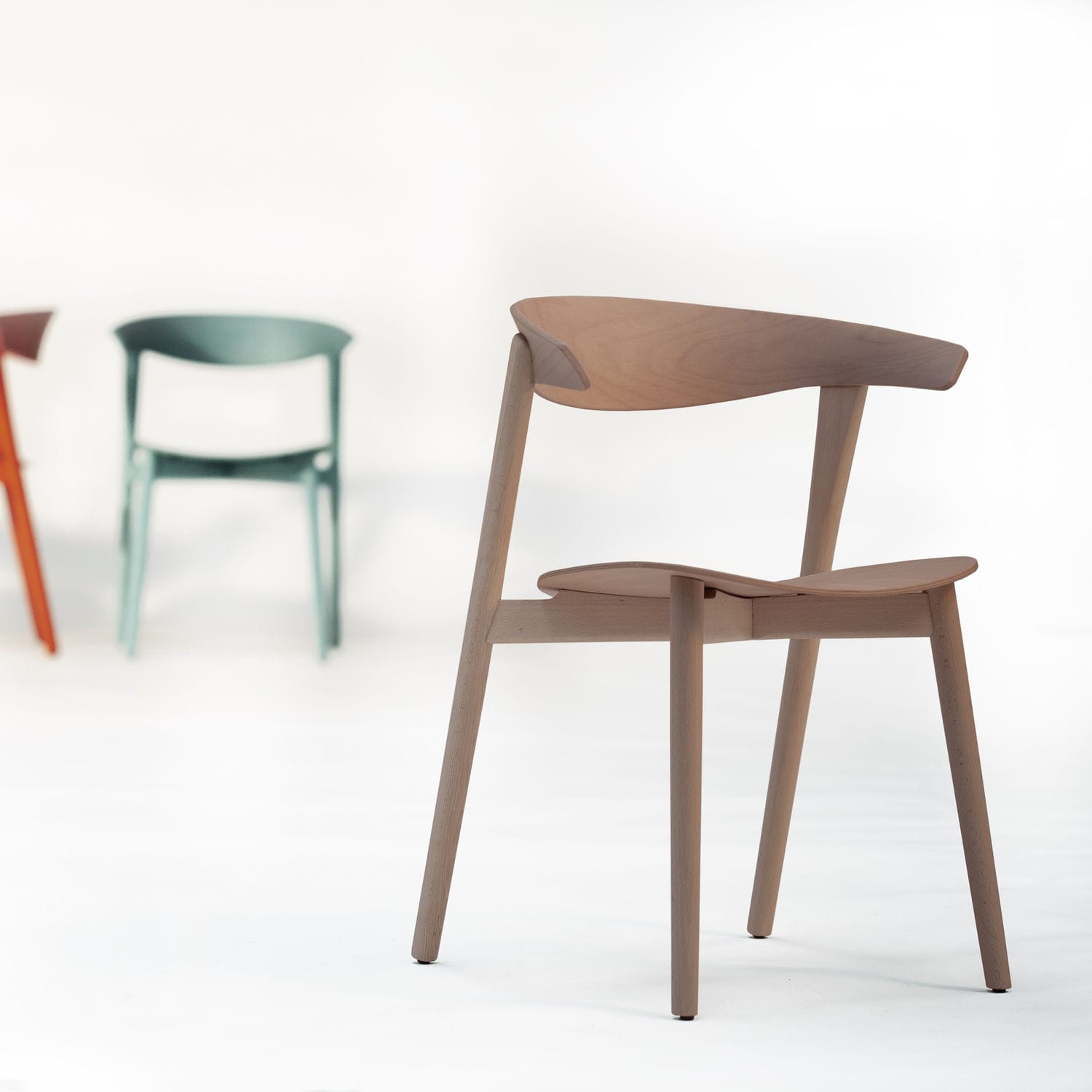 Chaise contemporaine - NIX - CAPDELL - en tissu / en bois massif / en contreplaqué