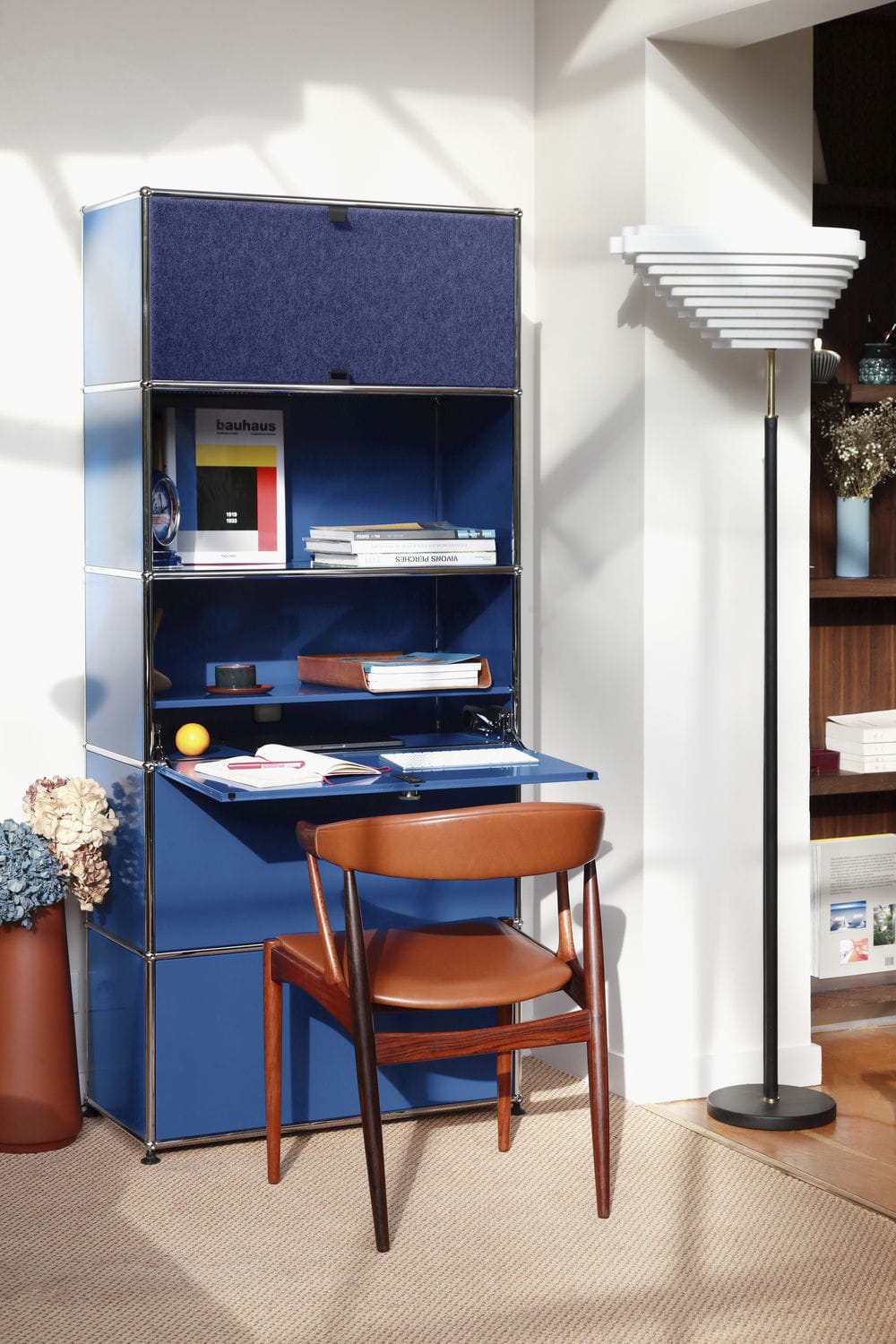 Bureau sur pied - USM Haller Soft Panel – Blue - USM Modular Furniture ...