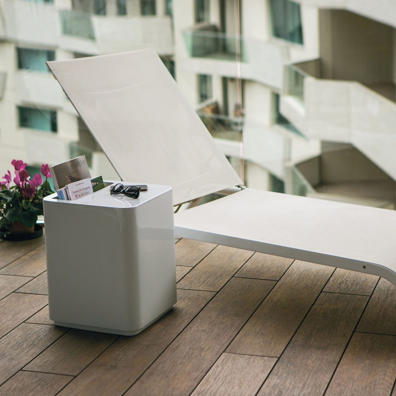 Table d'appoint contemporaine - DADO - SERRALUNGA - en polyéthylène basse densité (PEBD) / avec ...