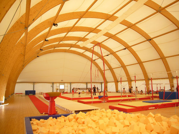 Structure tendue sur ossature en bois lamellé-collé - EUROPLAST - avec ...