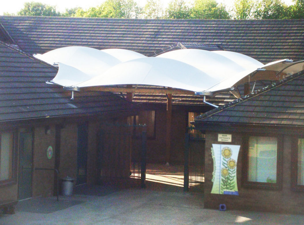 Structure tendue auvent - BRADFORD - SMC2 - sur ossature en bois et ...