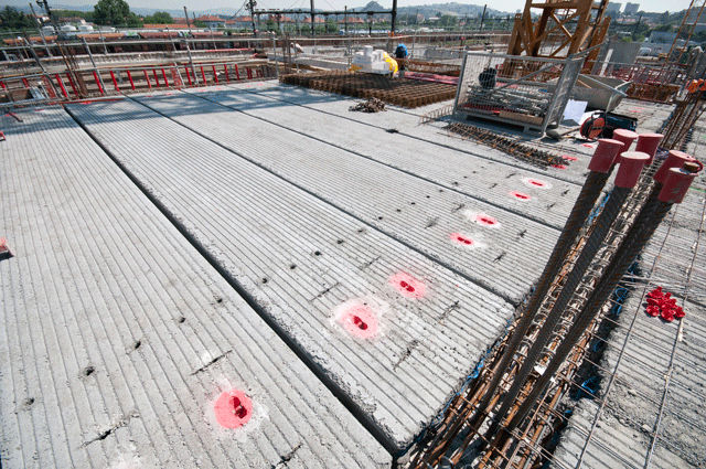 Dalle de plancher en béton précontraint / alvéolé / coupe-feu / isolant ...