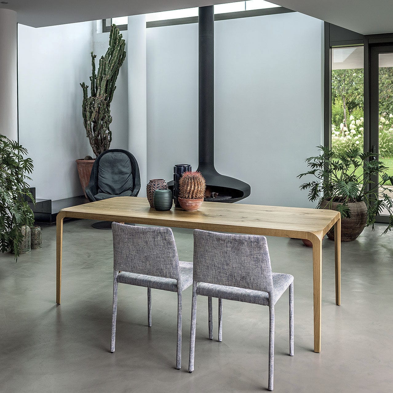 Table contemporaine - SLEEK - RIVA 1920 - en bois massif / en noyer / avec piètement en bois massif