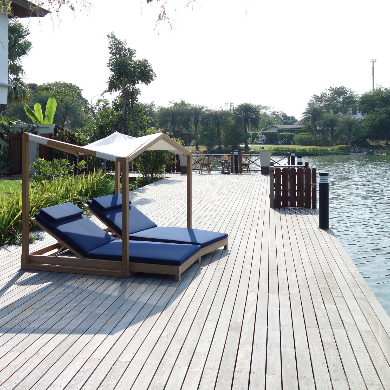 Lit de jardin à baldaquin - BUTTERFLY - Deesawat Industries - double / contemporain / en bois