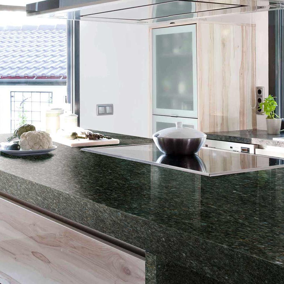 Plan de travail en granite - VERDE UBATUBA - Levantina - vert / poli