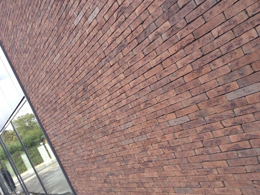 Brique de parement de terre cuite / pour façade / à relief / rouge ...