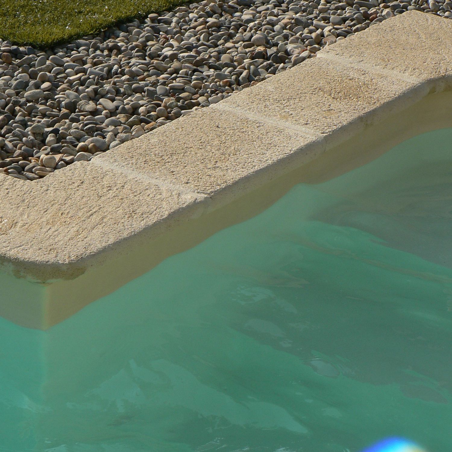 Margelle de piscine en pierre reconstituée - SERMIPIERRE - ROUVIERE
