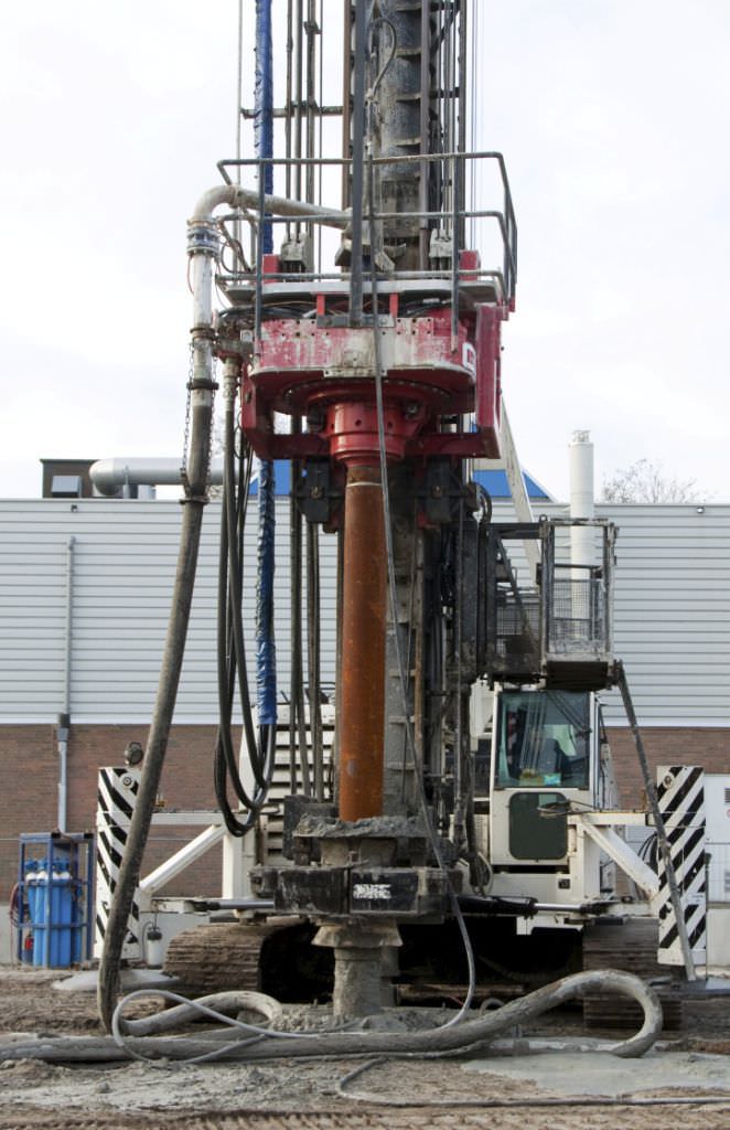 Pieu vissé / en béton / en Solid Surface / de fondation - OMEGA ...