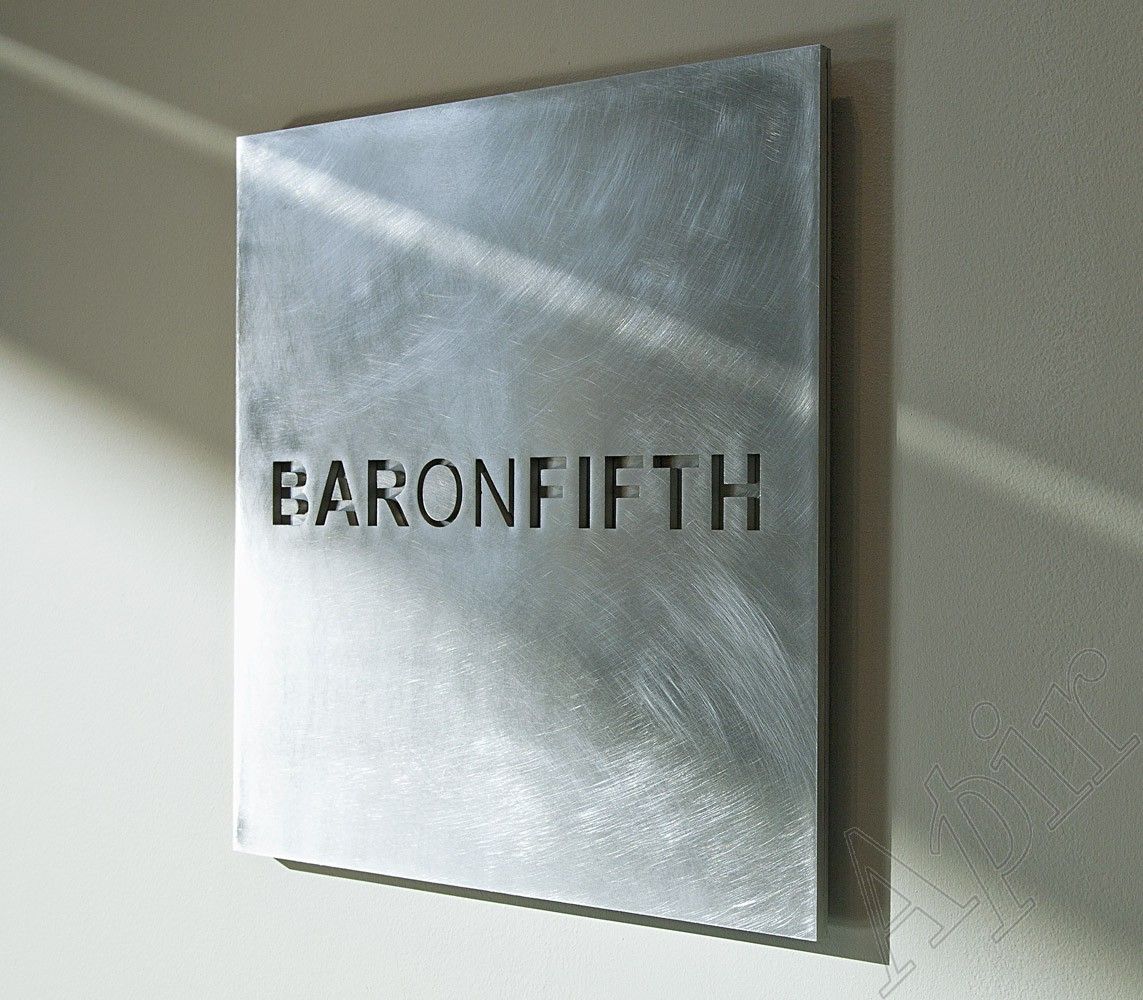 Plaque signalétique murale - AVENUE - APIR SRL - en métal / d'intérieur