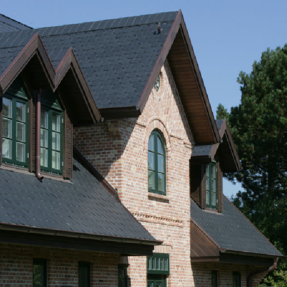 Couverture de toit en ardoise - DECORATIVE WITH COQUETTES - Rathscheck ...