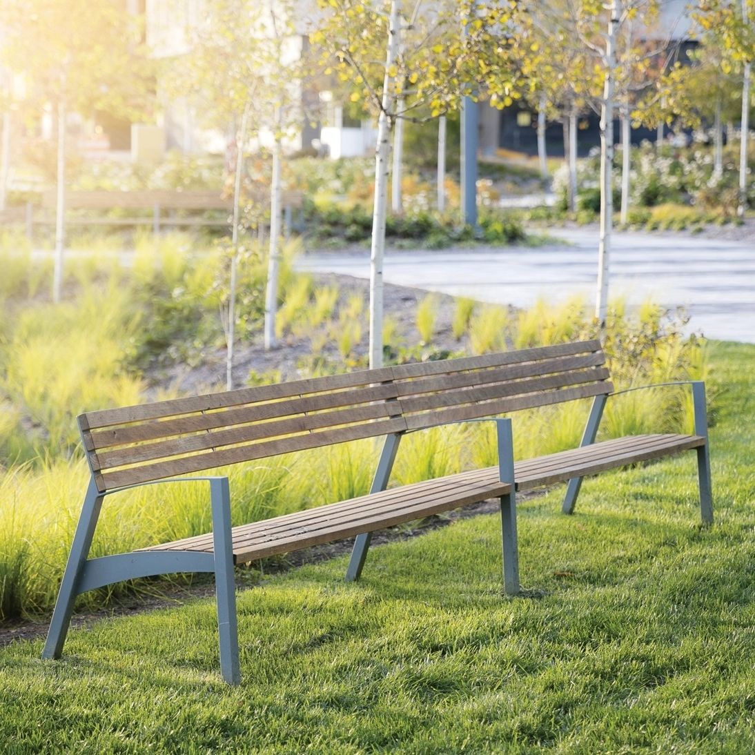 Banc public contemporain - VERA - mmcité street furniture - en bois de ...
