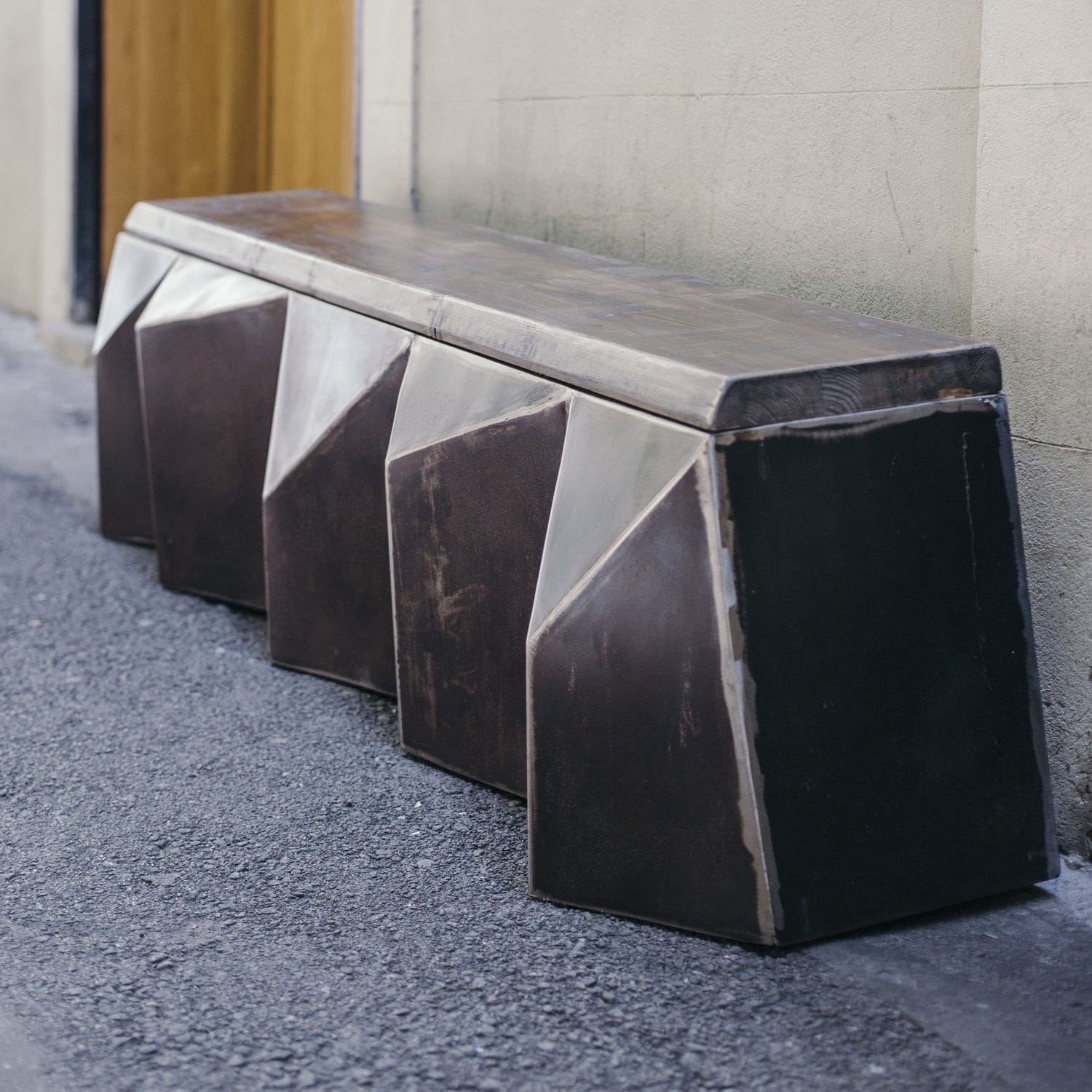 Banc design original - BRUTALIST - ICI ET LA - en bois massif / en ...