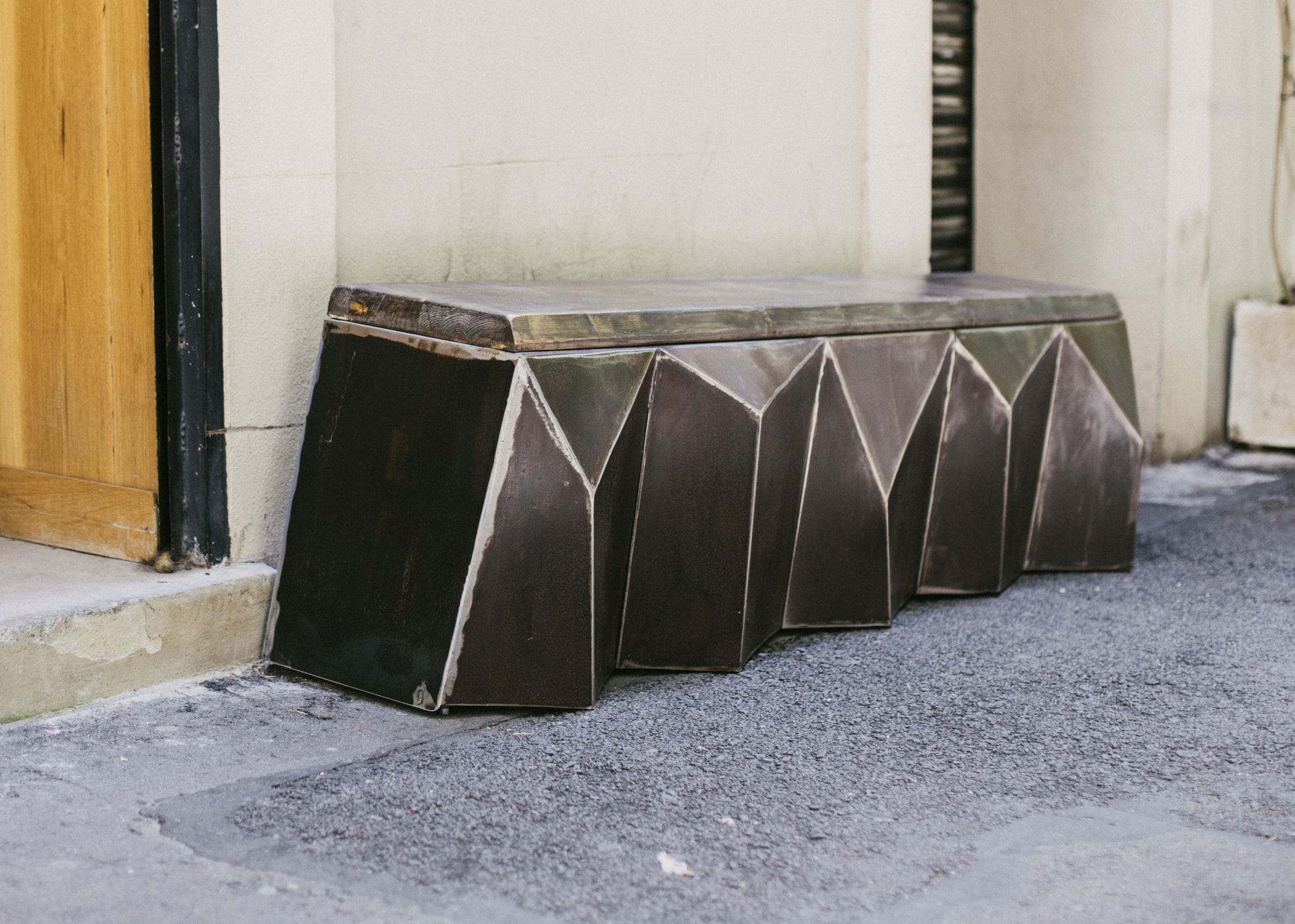 Banc design original - BRUTALIST - ICI ET LA - en bois massif / en ...