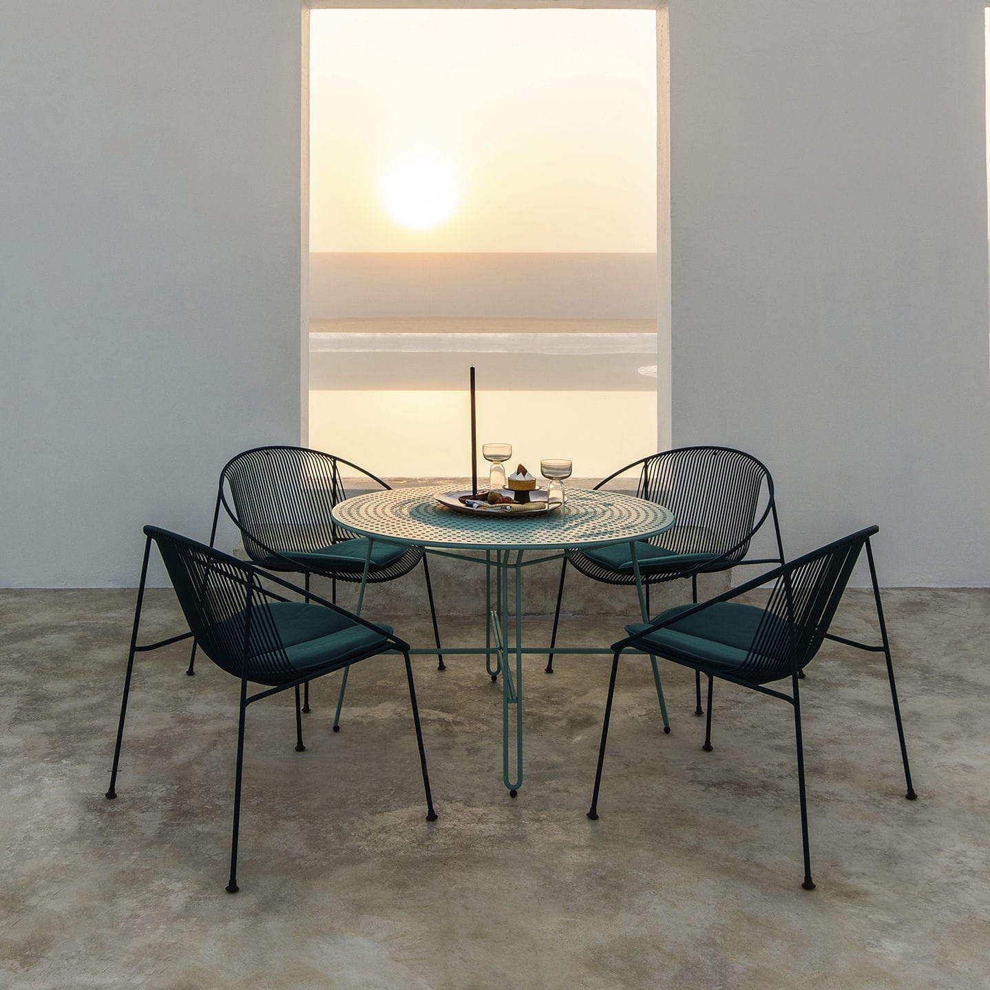 Table contemporaine - Polka Low Café 4 - HALDANE - en acier / avec ...