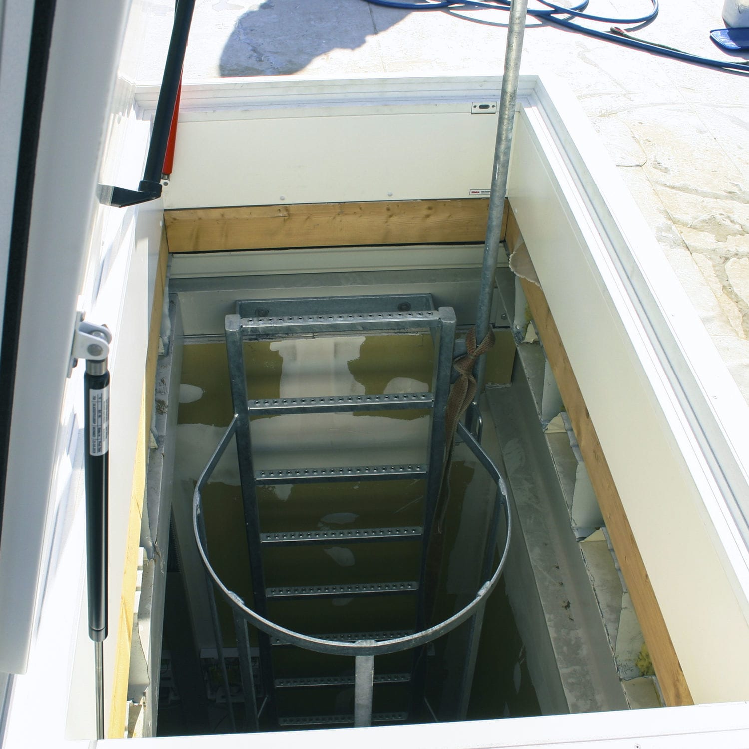 Échelle pour trappe de toit - Caged - Staka - fixe / en aluminium ...