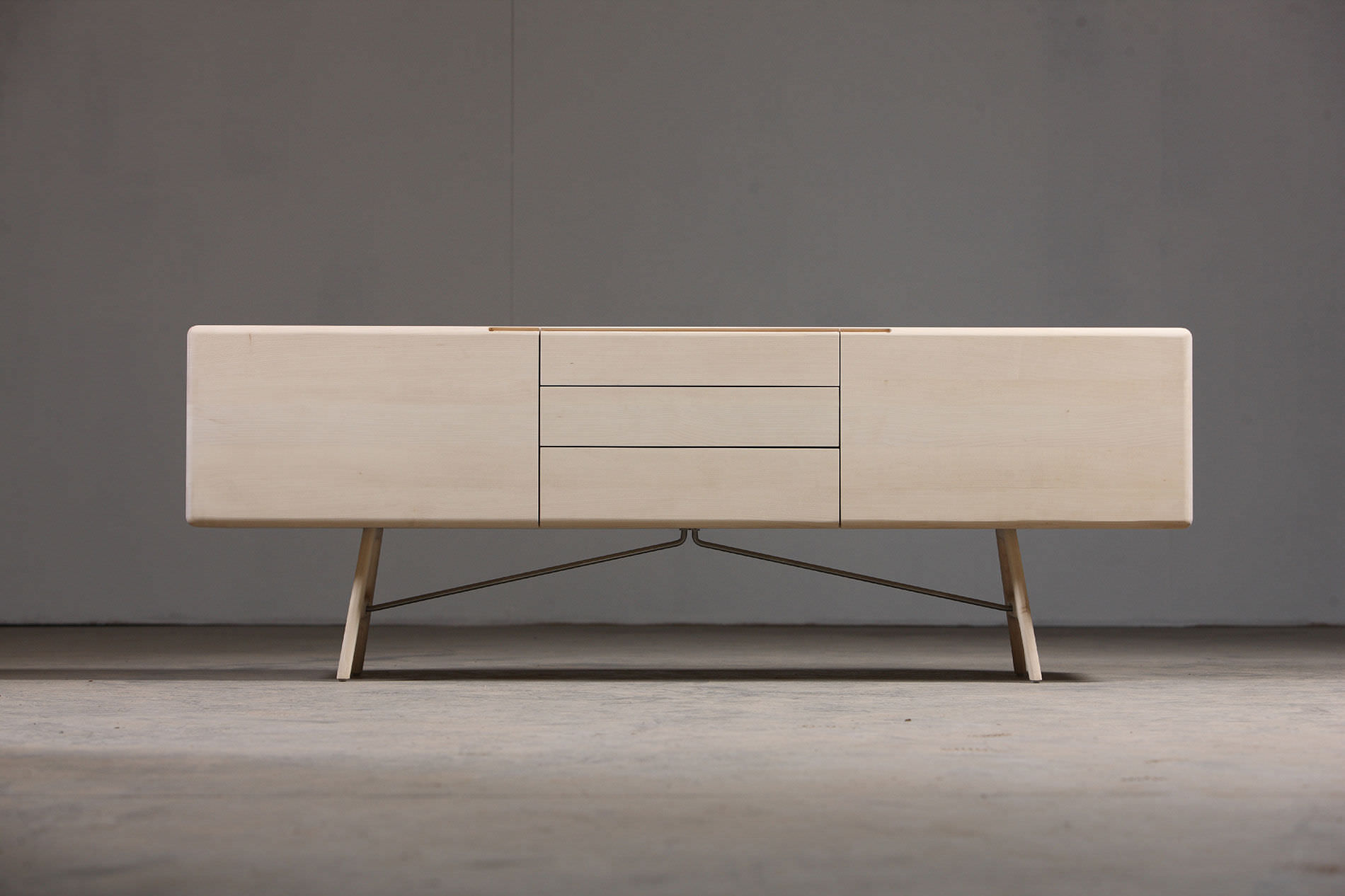 Buffet sur pieds hauts - TESA by Salih Teskeredžić - Artisan Solid Wood ...