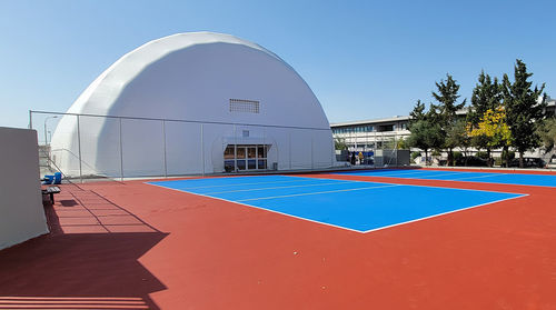 Structure gonflable avec membrane en pvc - BASKETBALL FIELD COVER ...