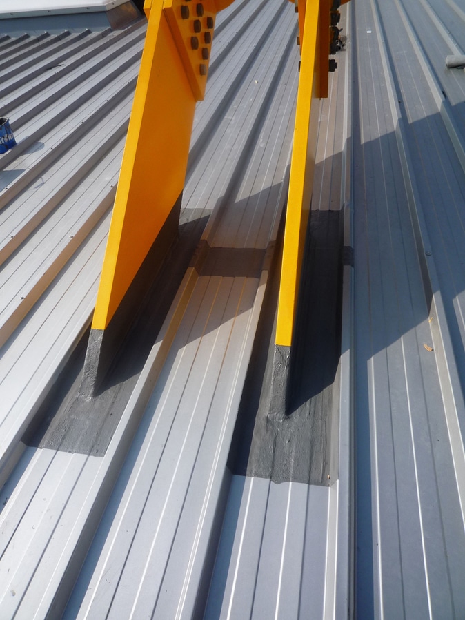 La résine synthétique liquide associée à l'acier et au zinc ...